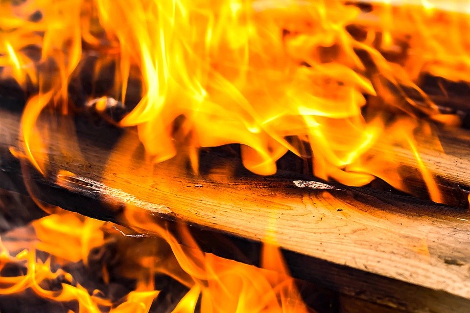 Why Your Fires Pop and Crackle (And How to Prevent It) – Cutting Edge ...